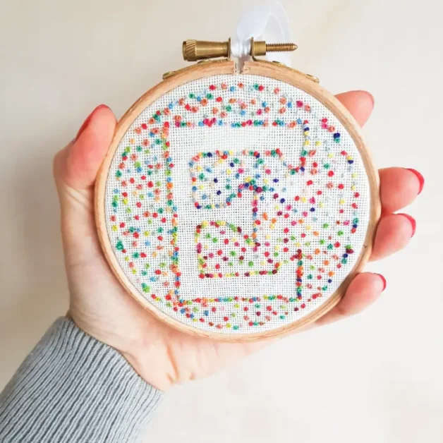 How to do lazy daisy embroidery stitch - Craft with Cartwright
